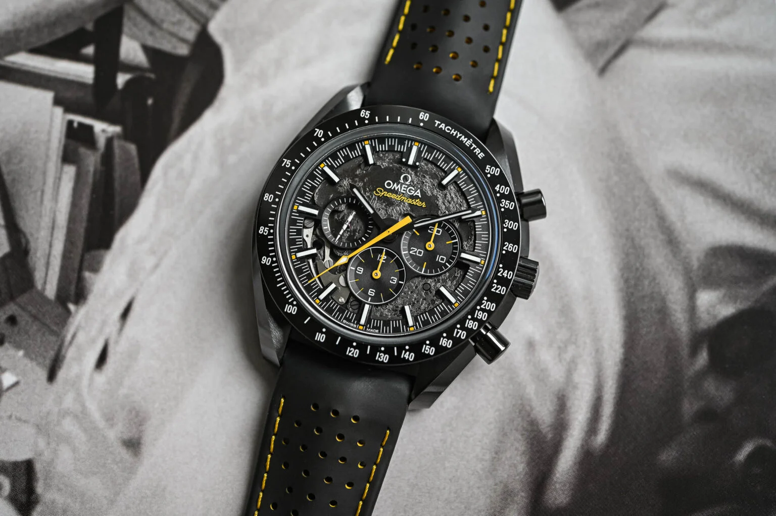 Omega Speedmaster Dark Side of the Moon Apollo 8 I Sat na Ruci
